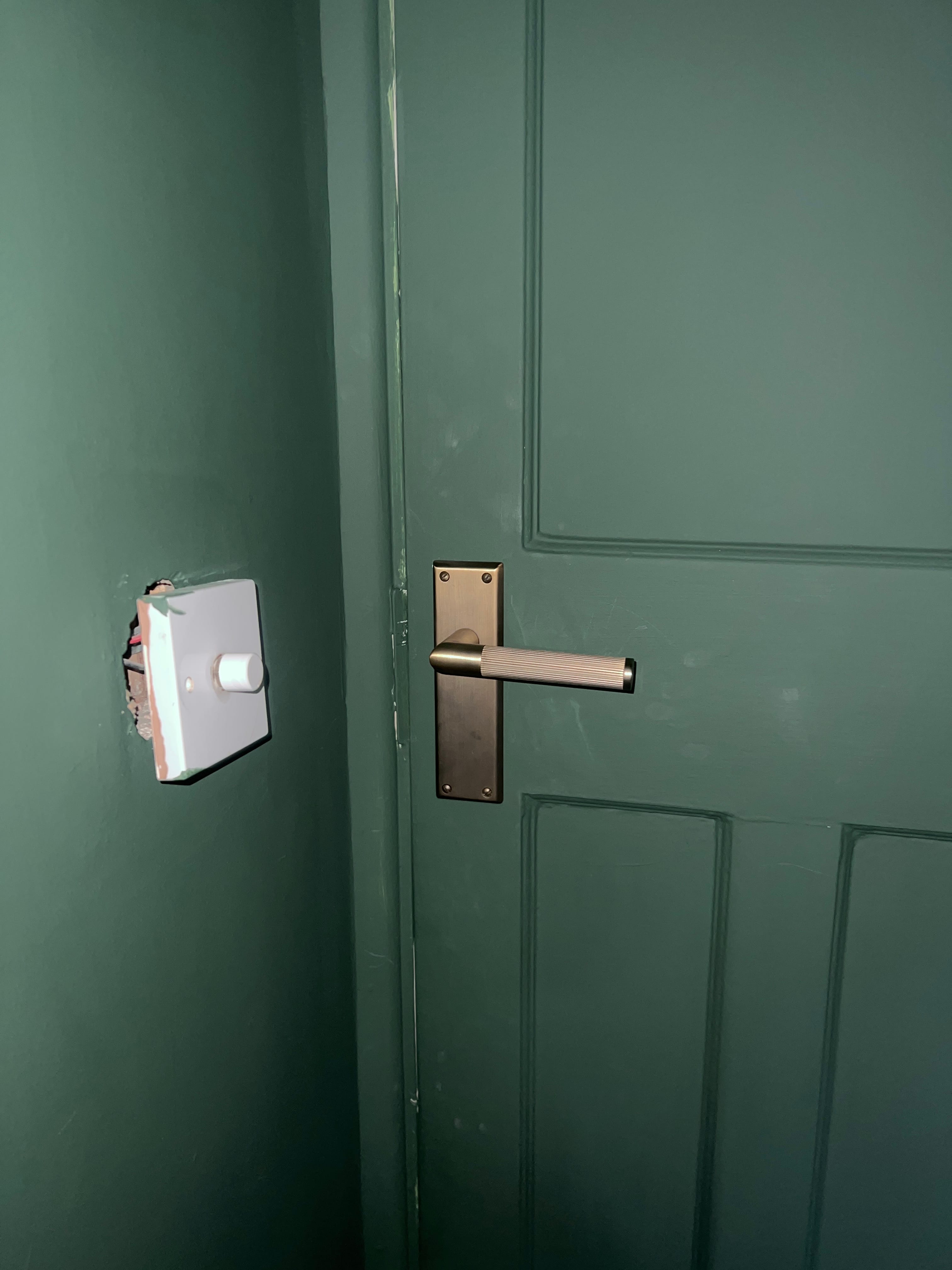 Newington Ribbed Lever Latch Door Door Handle on Backplate | Antique ...